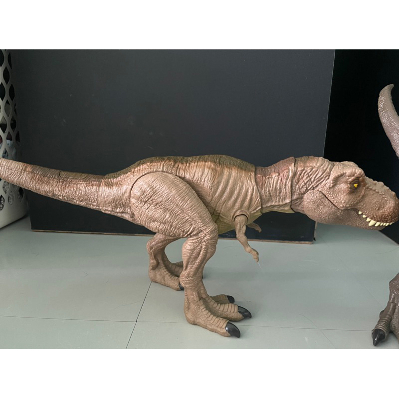 Jurassic World Camp T-rex Mattel Dinosaur action figure Tyranosaurus ...
