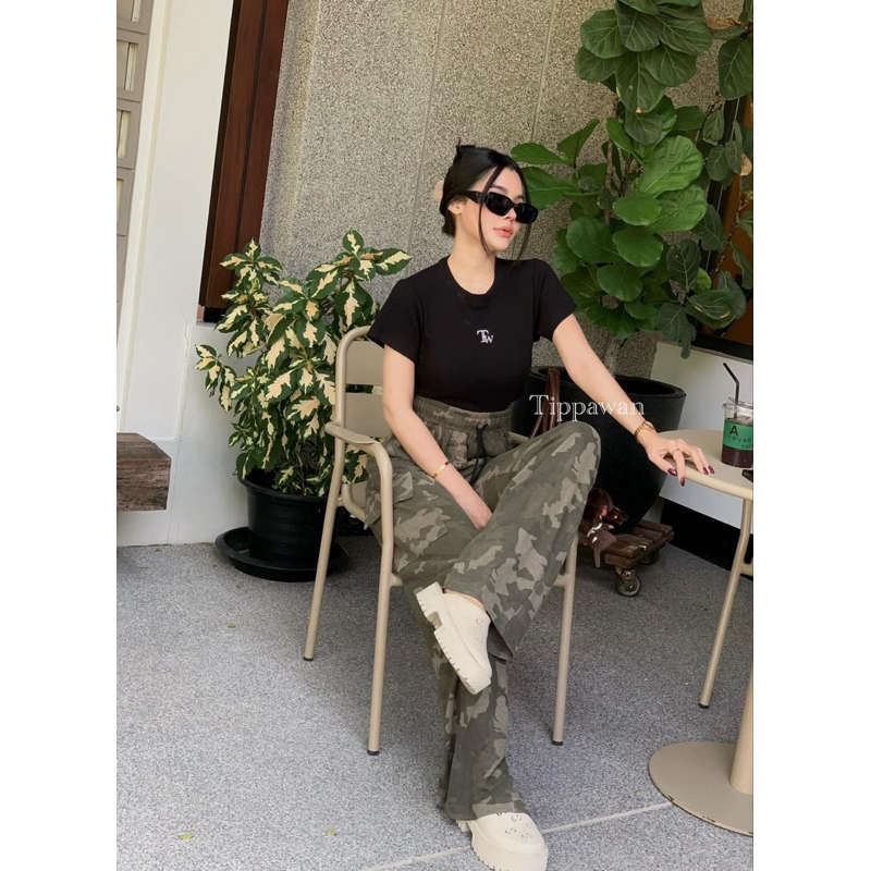 #Tippawan Set คาร์โก้กางเกงทหาร แบบปังๆ มาพร้อมเสื้อครอปปักTW น่ารักแบบชุดเดียวจบ เนื้อผ้าดีมากๆ ...