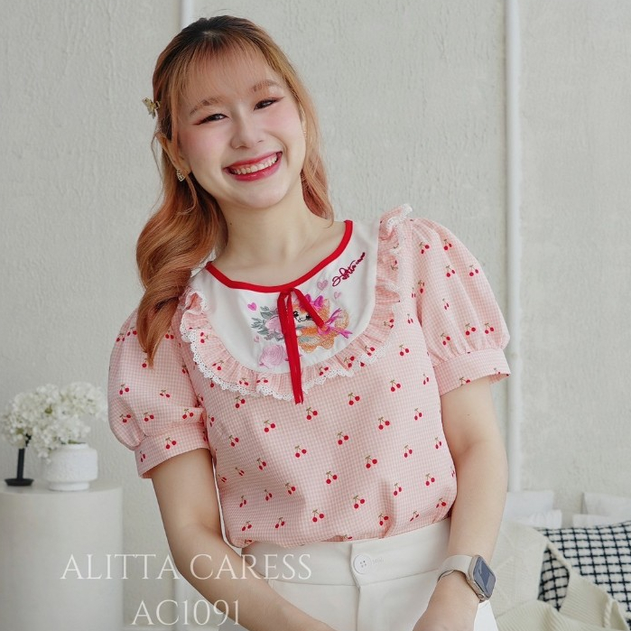ALITTA CARESS : AC1091 เสื้อลายสก๊อตสีชมพู ปกขาวปักน้องเเมวสดใสน่ารักมากๆ ขอบสีเเดงพร้อมผูกโบว์ ...