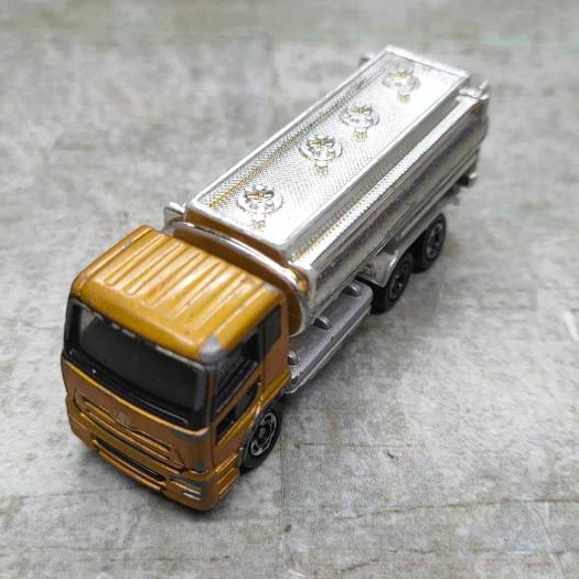 Tomica โมเดลรถเหล็กโทมิก้า Nissan Diesel Quon Tank Lorry NO.31 | Shopee Thailand