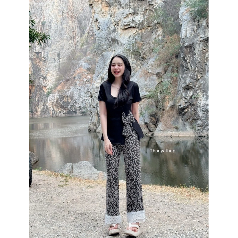 Phapassz - Setเสื้อตัวยาวคอยูติดโบว์ใหญ่ กางเกงขายาวลายเสือดาวแต่งระบาย สีคลุมโทน Thanyathep ...