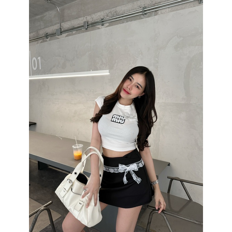 Phapassz - เซ็ต 2 ชิ้นชิ้น เสื้อครอปผ้ายูนิโคล่แต่งอะไหล่ น่ารักละมุนมาพร้อมกระโปรงกางเกงผ้าบาร์ ...