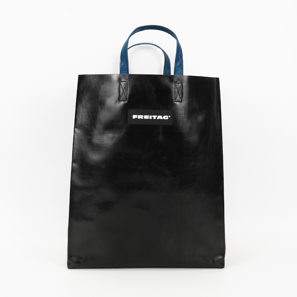 FREITAG F52 MIAMI ผ้าใบดำ ดัดกับหูหิ้วสีน้ำเงินเข้ม ผ้าหนา ออกแข็งนิดๆ ...