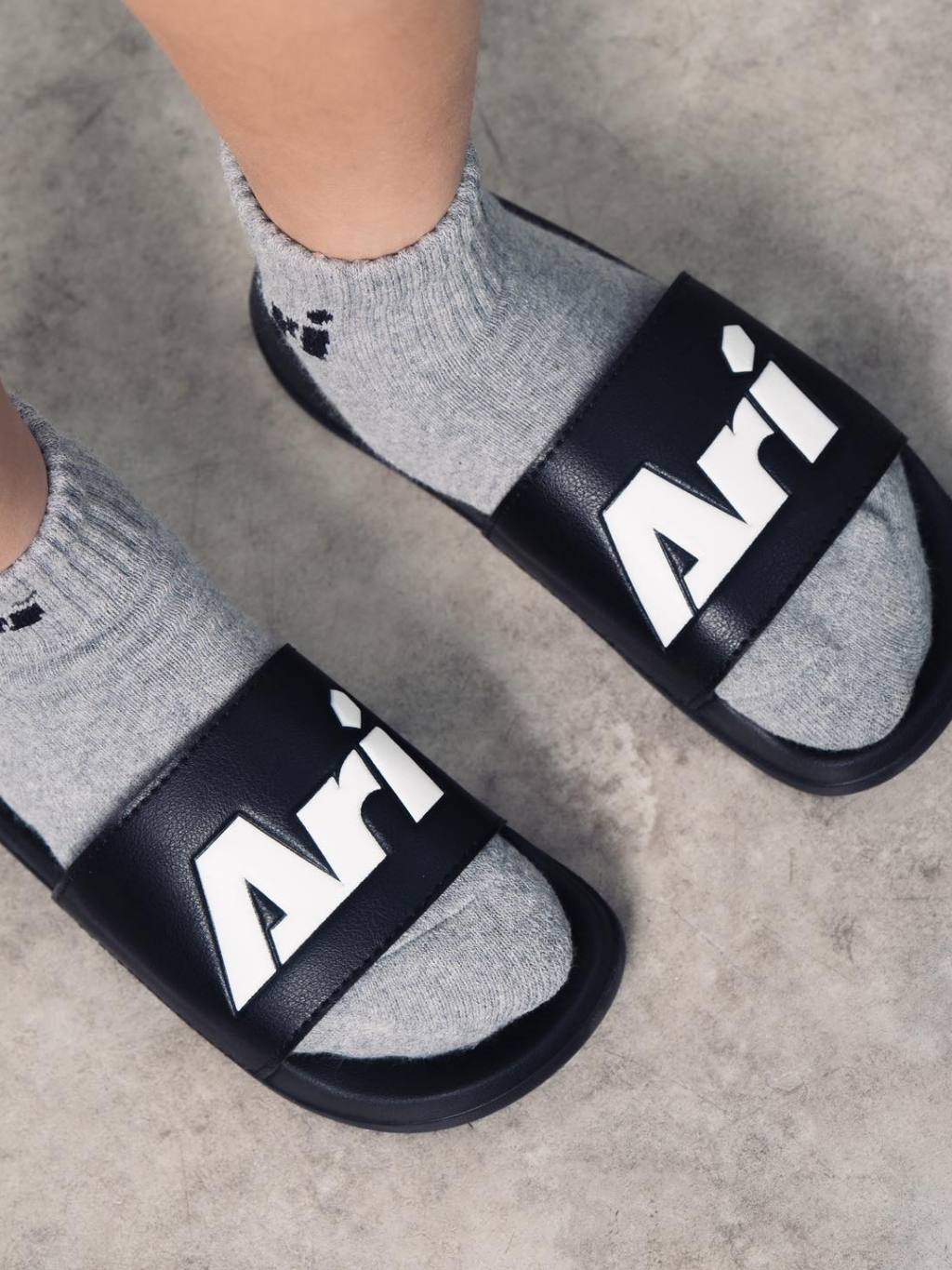 รองเท้าแตะเด็ก ARI KIDS มีถุงผ้า ของแท้ สกรีนชื่อได้ ส่งไวมาก | Shopee ...