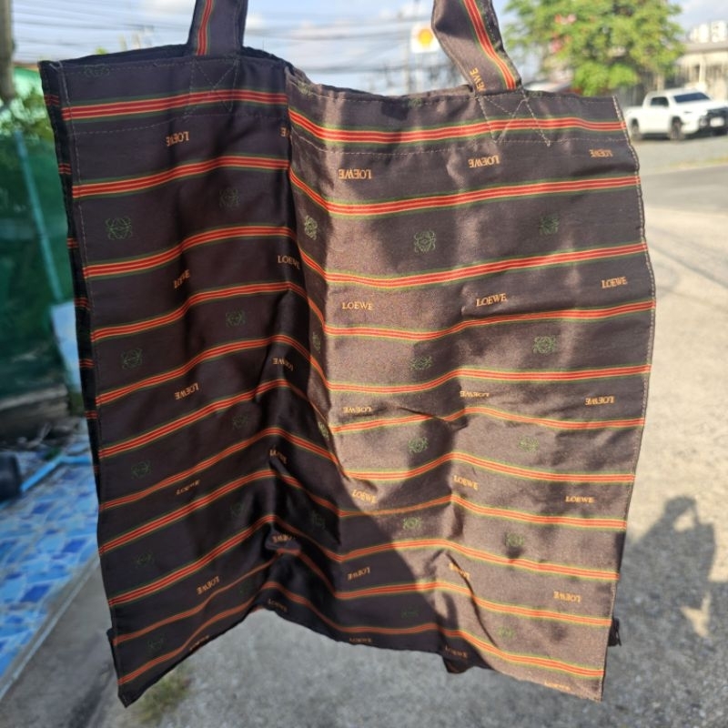 loewe ถุงผ้าพับได้ แท้ ตำหนิ×มีปักชื่อย่อเจ้าของเดิมที่กระเป๋าเก็บใบ ...