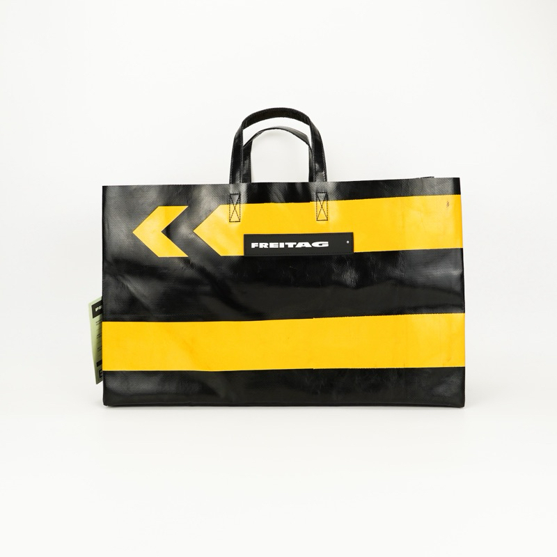 FREITAG F260 MIAMI WIDE ผ้าใบดำ ด้านหน้าสกรีนลูกศรสีเหลือง Signature ...