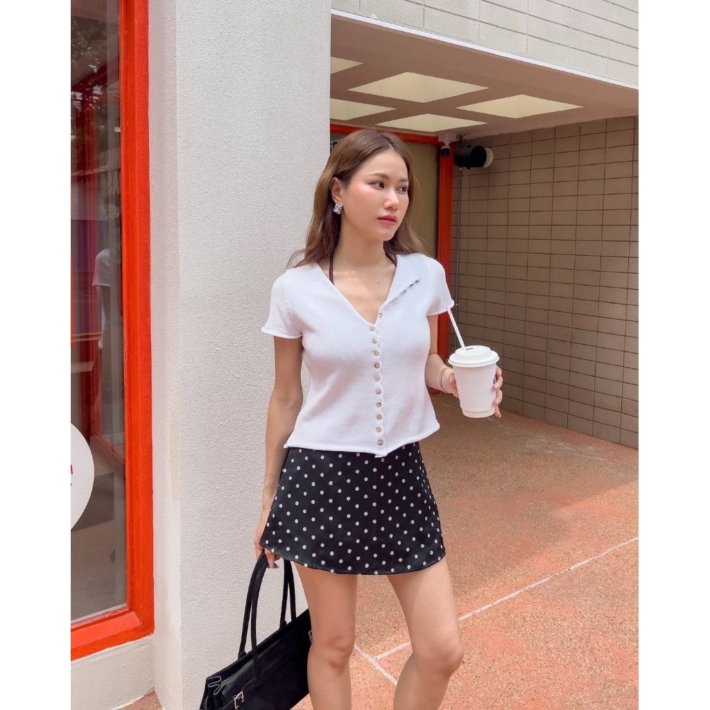 GLAMCLOTHES softel topเสื้อครอปตัวเล็ก ทรงพอดีตีว ผ้าไหมพรม แต่งกระดุมเรียง | Shopee Thailand