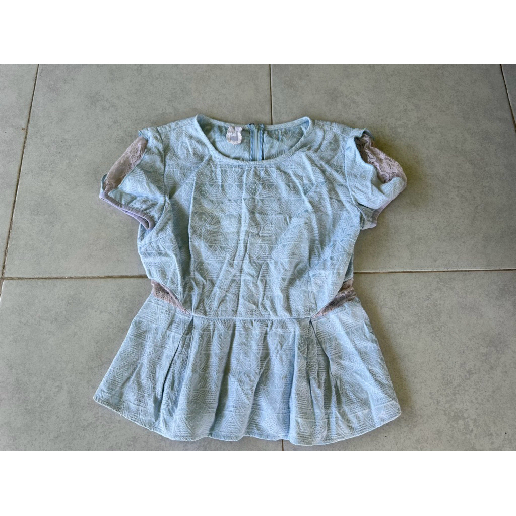 เสื้อสีฟ้าแขนสั้น ซีทรูที่เอวด้านหลังและไหล่ ผ้าลูกไม้ซิปด้านหลัง size L ป้าย Dlface | Shopee ...