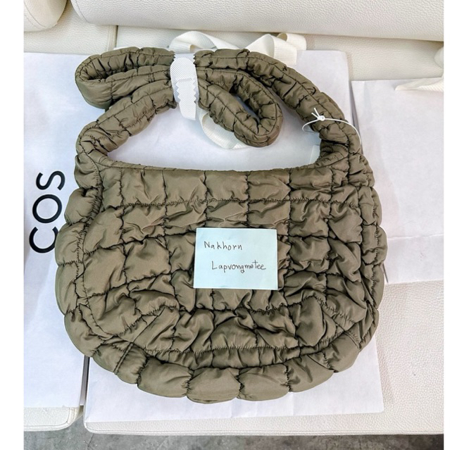 พร้อมส่ง New COS quilted Messenger bag สี Kakhi (เขียวขี้ม้า) ของใหม่ ...