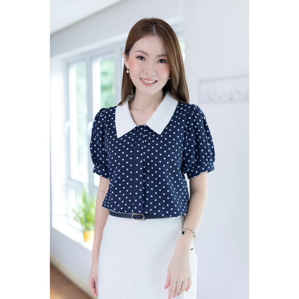 [สงกรานต์ส่งปกติ] Narinari : MT2604 Dot Point Collar Placket Blouse – Navy Blue-White ผ้าโฟร์ ...