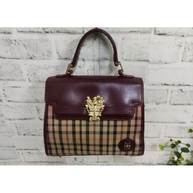 กระเป๋าผ้า DAKS 3ช่องหลัก กลางซิป มีช่องย่อยราคา : 790 กว้าง 9นิ้ว สูง 7.5นิ้ว ฐาน 2.5นิ้ว ...