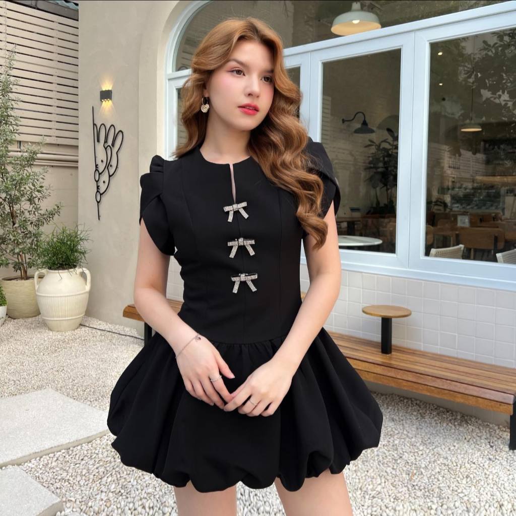 C249 BELLITA BRAND เดรสสั้นแดงกระโปรงบอลลูนแต่งเข็มกลัดโบว์ ใส่เที่ยวคาเฟ่ | Shopee Thailand