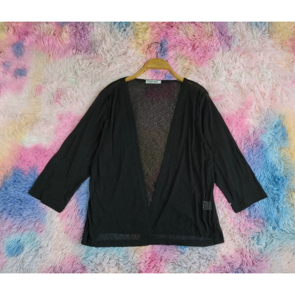 แบรนด์ RAYCAVIC size LL เสื้อคลุมผ้าโพลีบางสีดำสภาพใหม่ใส่คลุมสบายๆค่ะ รอบอก 32 ถึง 44 ใส่ได้ค่ะ ...