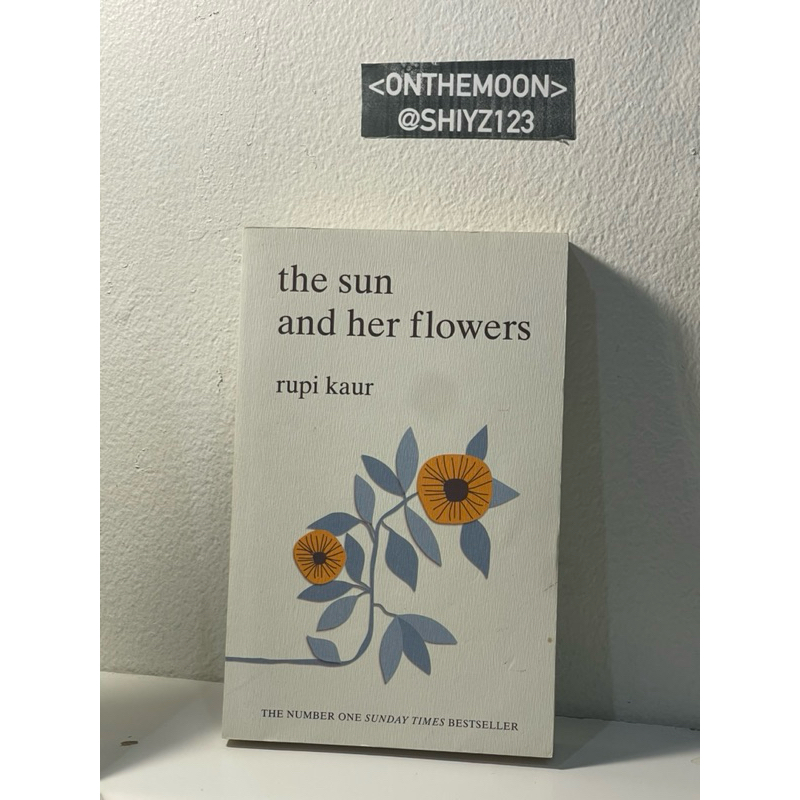 (พร้อมส่ง / มือสอง มีตำหนิรอยหน้าปก) The Sun and Her Flowers by Kaur, Rupi | Shopee Thailand