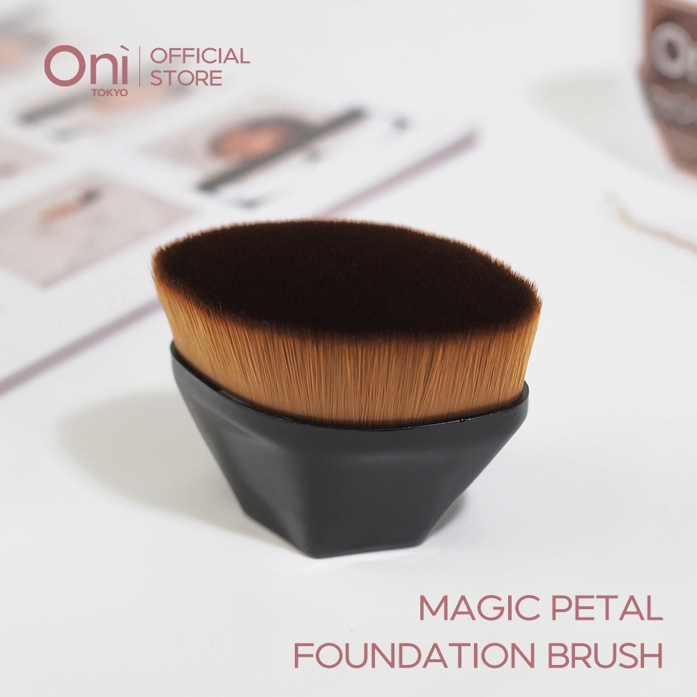 Oni Magic Petal Foundation Brush แปรงเกลี่ยรองพื้น พร้อมฝาปิด แปรงแต่งหน้า แปรงปัดแก้ม แปรงพกพา ...