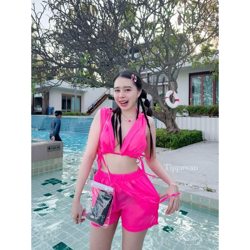 #Tippawan Setสุดปัง ผูกข้างมีฮูดด้านหลัง มาพร้อมกางเกงขาสั้นทรงเว้าขาคือ Sexy มาก เล่นน้ำเปียก ...