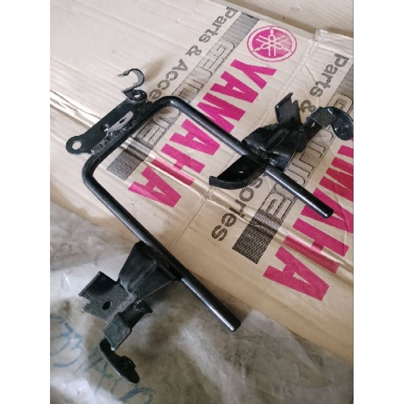 เหล็กยึดโครงหน้ากาก Yamaha Bell R แท้ใหม่ค้างสต๊อก | Shopee Thailand
