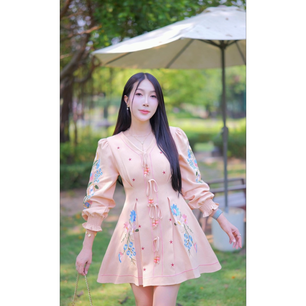 Chaaim Shop ️CA475 ป้ายCher'Ann เซ็ตสีน้ำตาลอ่อนเสื้อคอวีแขนยาวปักลายดอก+ขาสั้น | Shopee Thailand