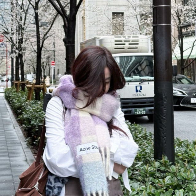 ส่งต่อ ผ้าพันคอ Acne studio สีหายาก lilac/white scarf ซื้อที่ญี่ปุ่น ใช้ครั้งเดียว สภาพใหม่มากๆ ...