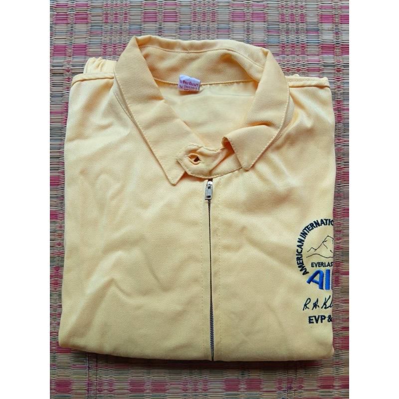 เสื้อแจ็คเก็ตสีเหลือง AIA | Shopee Thailand