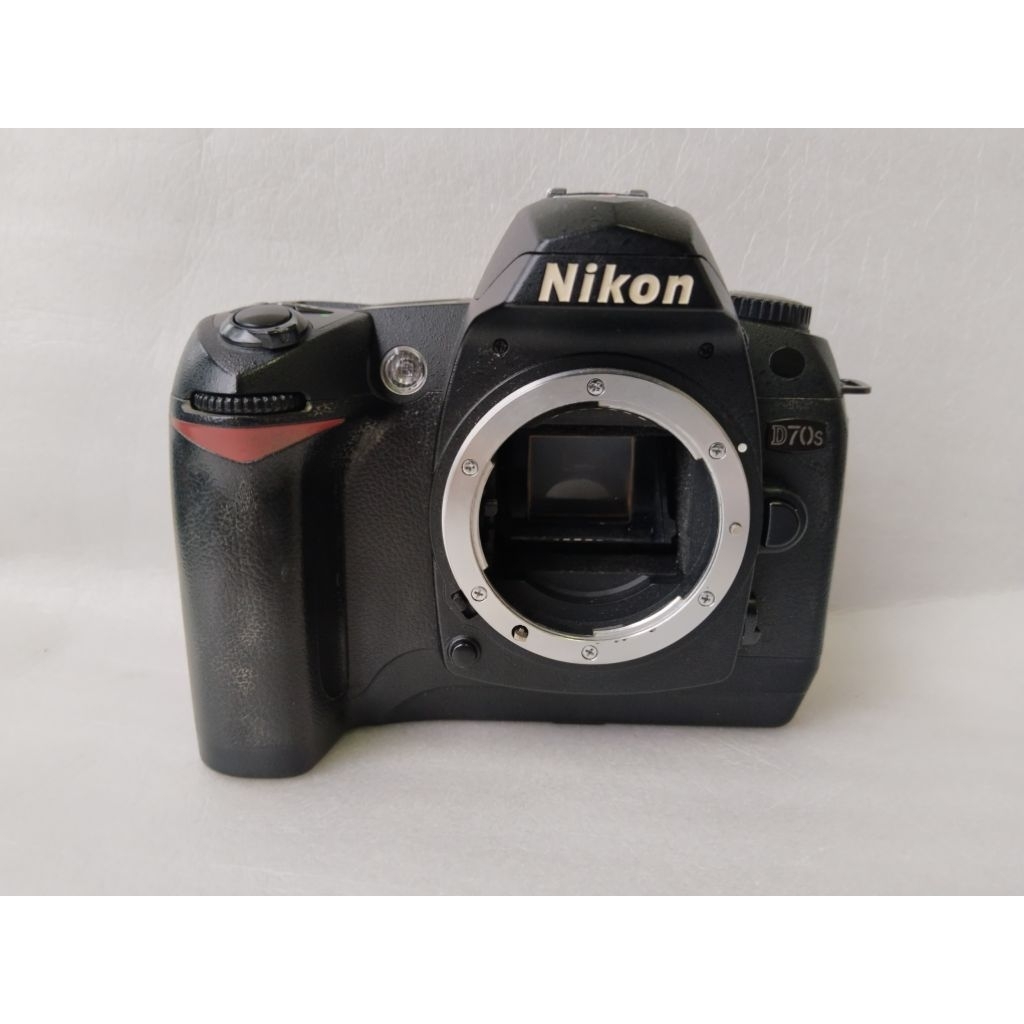 กล้อง body nikon D70 S ( ได้เฉพาะตัวเครื่อง) งานช่างเปิดติด ชัตเตอรไม่ได้จอหลังดำ จอบนใช้ได้ ...