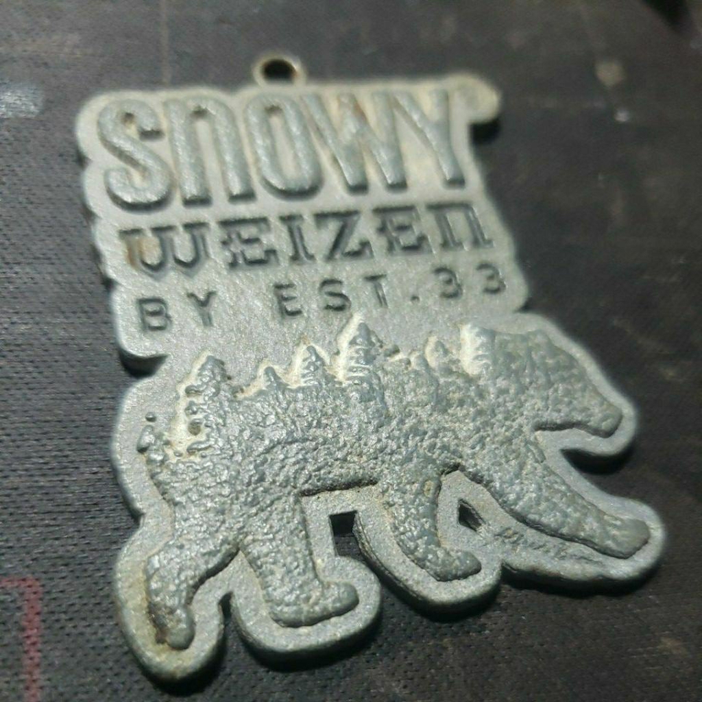ป้ายโลหะเหล็กหล่อ SNOWY WEIZEN ขนาด 4.5 * 5.5 cm | Shopee Thailand