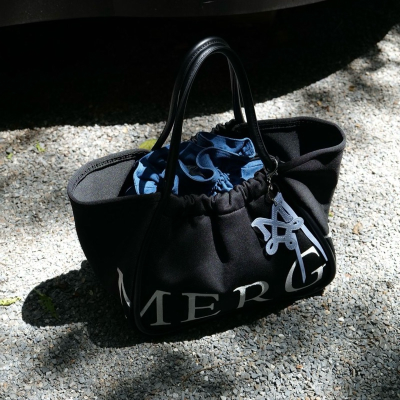 (พร้อมส่งทันที) [ใช้โค้ดลด 30% เหลือ 3390] Merge A Day bag พร้อมส่ง ...