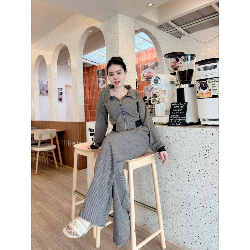Phapassz - Setแขนยาวครอปซิปหน้า ตัดแต่งขอบแขนสีดำ กางเกงขายาวทรงกระบอก Tippawan | Shopee Thailand