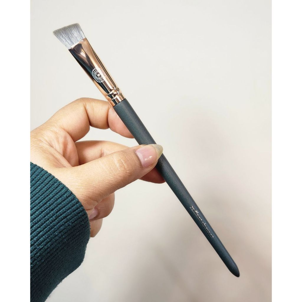 แปรงคอลซีลเลอร์ Radiant Element ทรงสามเหลี่ยมหัวตัด แปรงนุ่ม เกรดพรีเมี ...