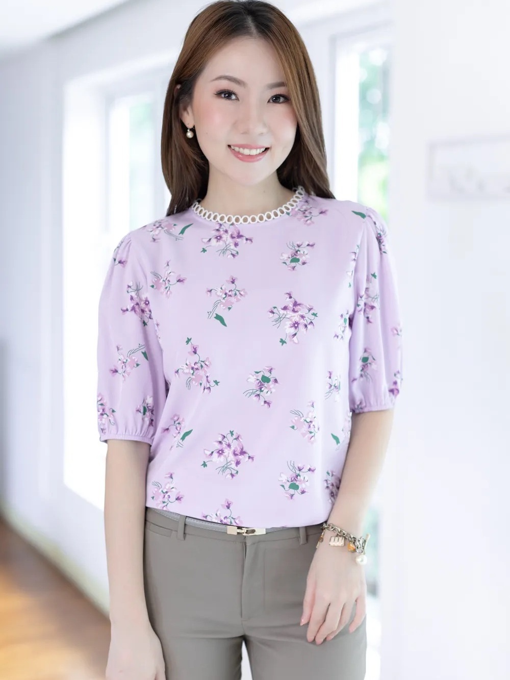 Narinari : NT2494 Ring Collar Frangipani Blouse เสื้อทำงาน แต่งขอบคอลูกไม้ห่วงกลม ตรงแขนจับจีบ ...