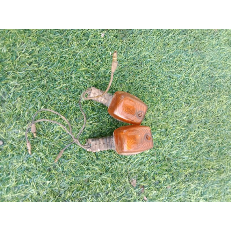 ไฟเลี้ยวหน้า Yamaha Bell r(หน้าใหญ่) ตามสภาพแท้ถอดรถมือสอง กรุณาอ่าน ...