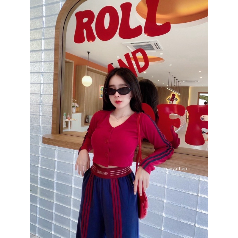 Phapassz - Set 2ชิ้น เสื้อคาดิแกนสีแดง แขนยาวแต่งแถบ คู่กางเกงขายาว แต่งแถบTYT ทรงเริ่ดสุด ...