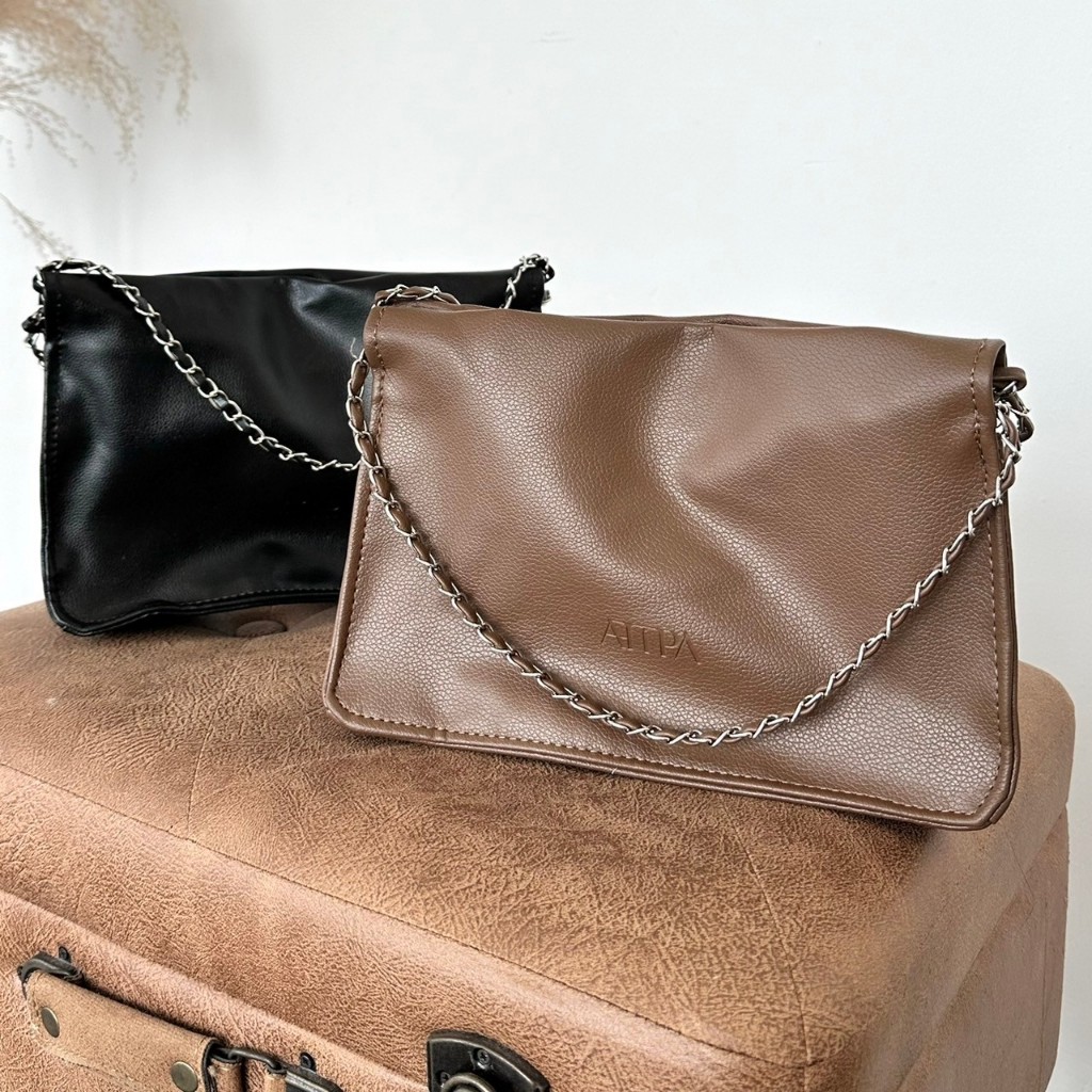 Atipashop - CHAINY BAG กระเป๋าหนัง สะพายข้าง ทรงเหลี่ยม สายโซ่ | Shopee ...