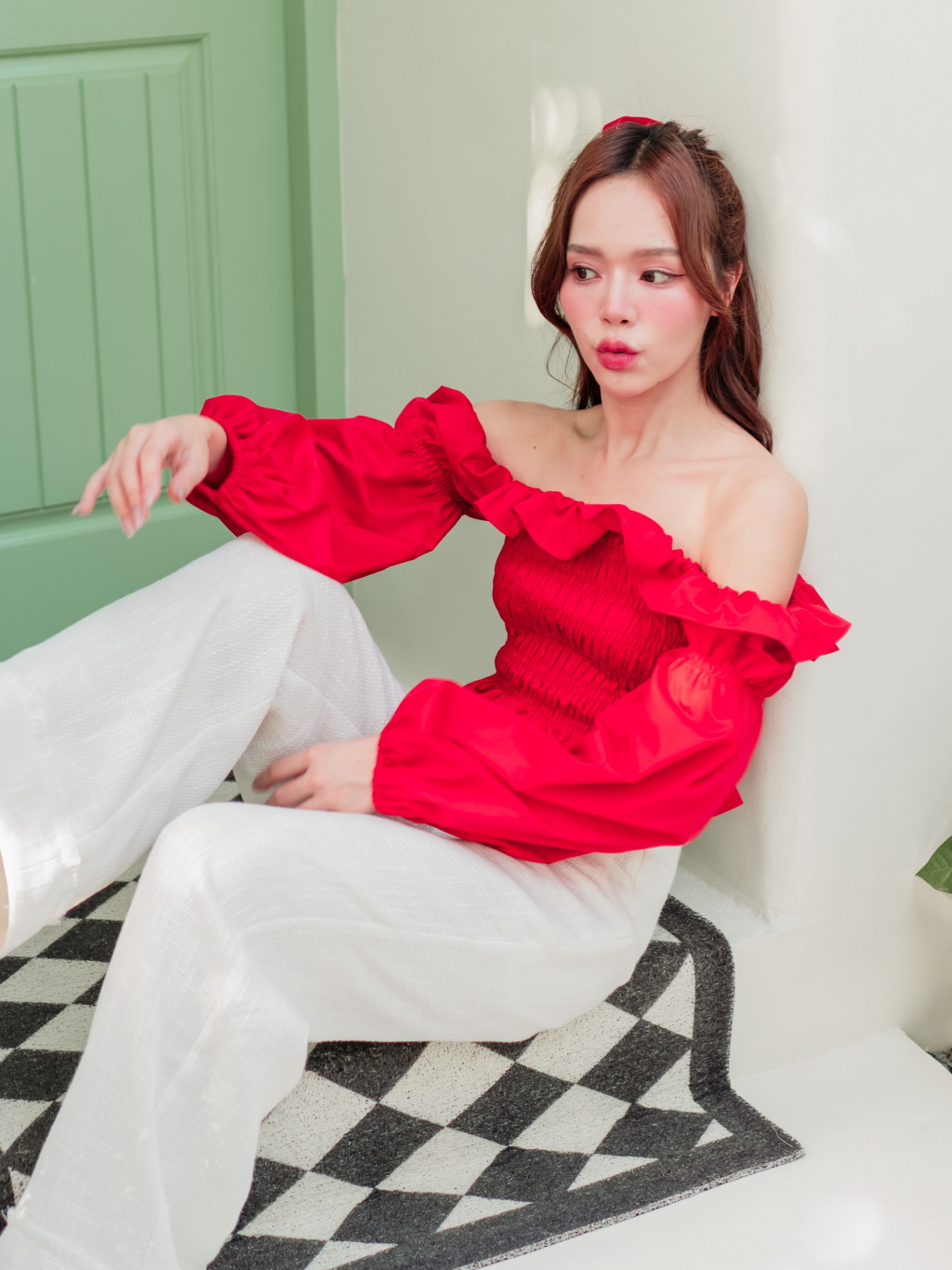 TheBlancPale : Kirin top เสื้อเปิดไหล่สีแดงสม๊อค เนื้อผ้าดี ใส่สบาย น่ารักสุด | Shopee Thailand