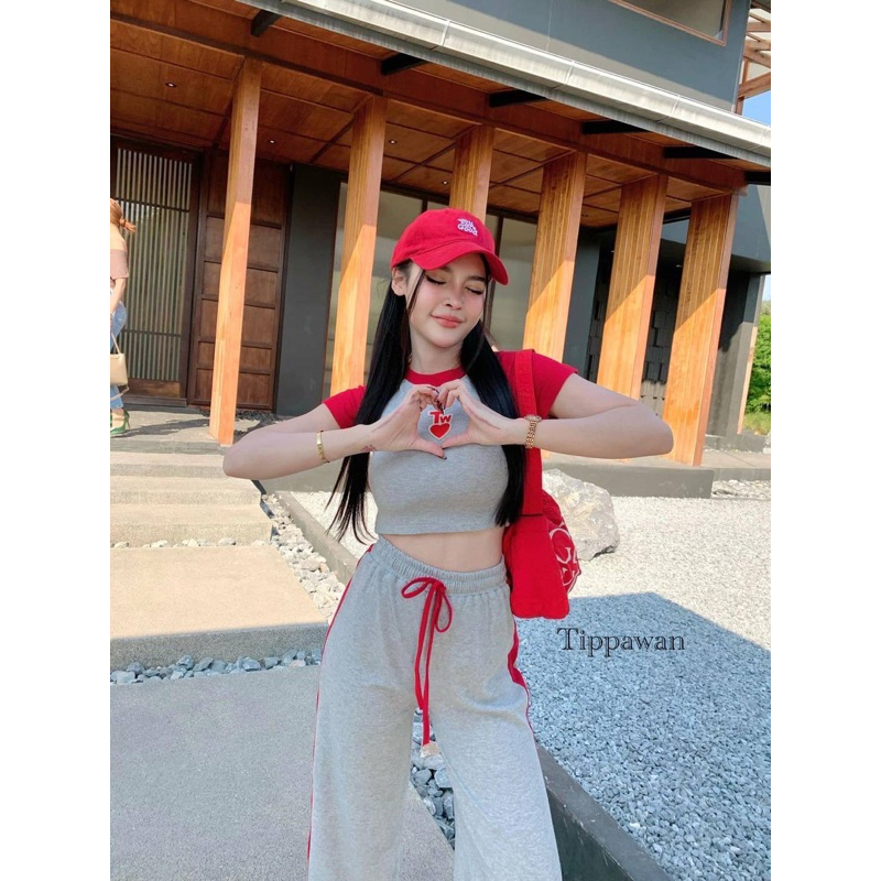 #Tippawan ชุดนี้ต้องจัดค้า ก้ามครอปติดอะไหล่ TW กางเกงแต่งแถบทูโทนเทาตัดแดงสวยมาก เก๋ๆชิคๆ ...