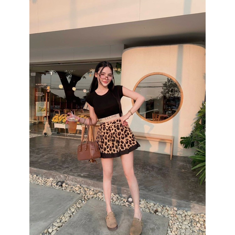 Phapassz - Set2ชิ้น เสื้อยืดครอปแบรนด์ดัง แต่งแถบเอว มาพร้อมกระโปรงมีซับใน จับจีบลายน้องเสือแซ่บ ...