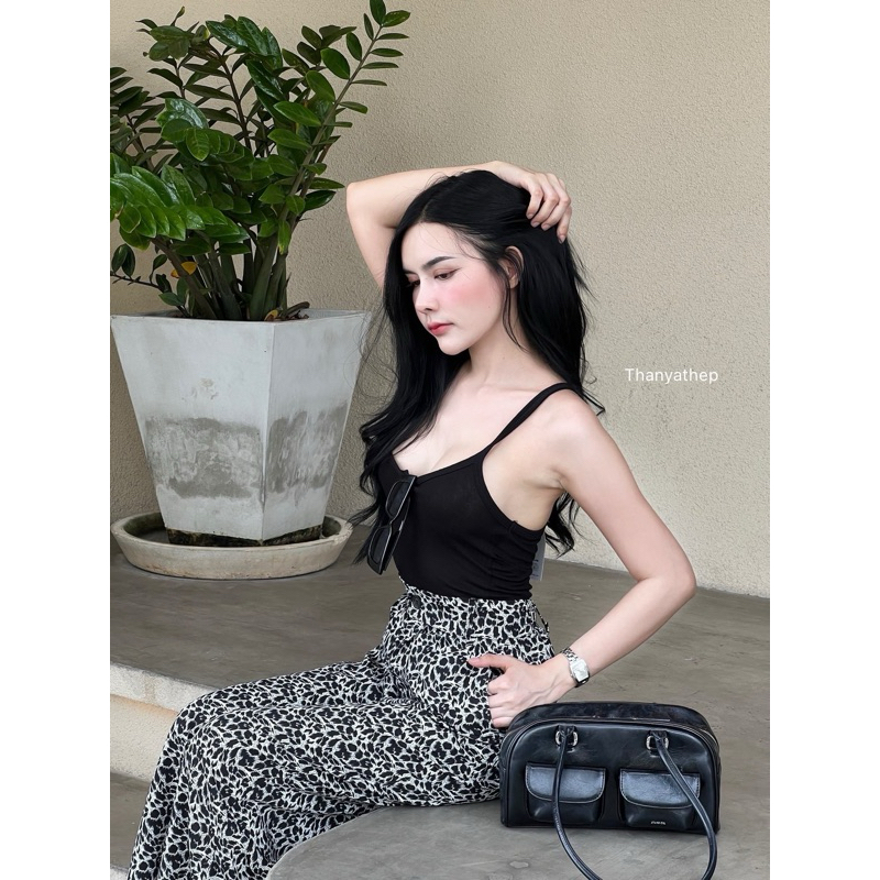 Phapassz - เซท2ชิ้น เสื้อกล้ามผ้าร่อง สีดำทรงเข้ารูปมาพร้อมกางเกงขายาวลายเสือซิปด้านหน้า ผ้าใส่ ...