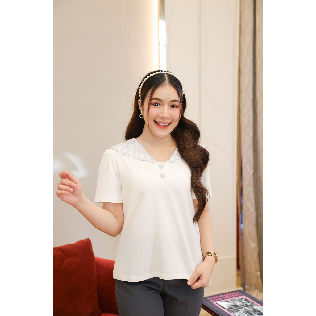 Glucoat | [K999] เสื้อสีขาว คอปกหยัก ปักลายแมลงปอสีเทา กระดุมหน้า 2 เม็ด ใช้งานได้จริง ผ้านิ่ม ...