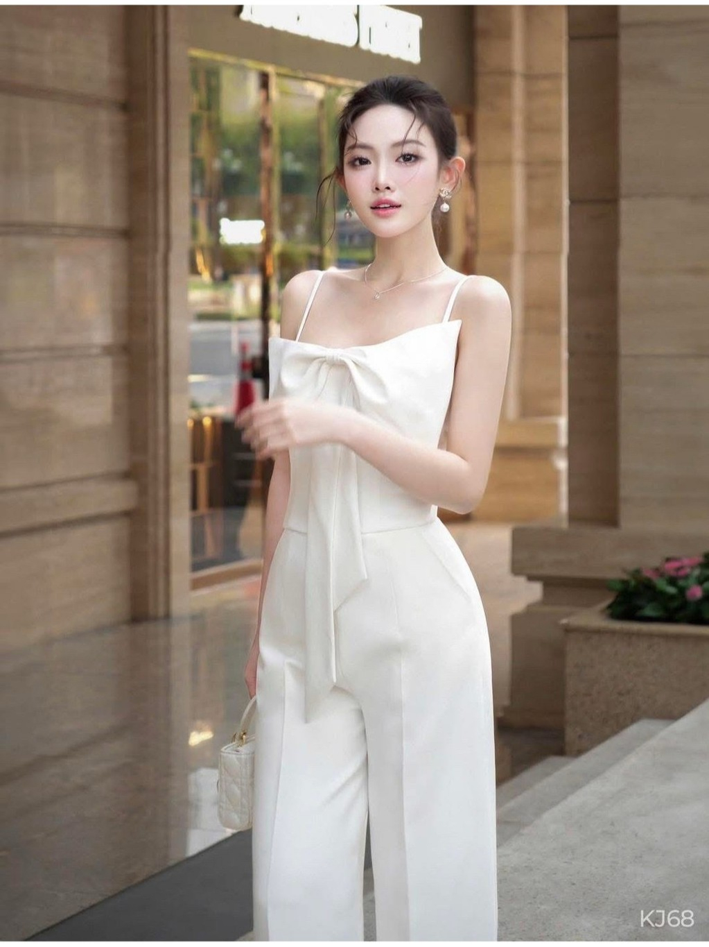 CODE-D CLOSETS | จั้มสูทสายเดี่ยวขายาวทรงกระบอก สีขาว อกดีเทลเย็บโบว์ใหญ่ห้อยริ้บบิ้น | ขนาด XS ...