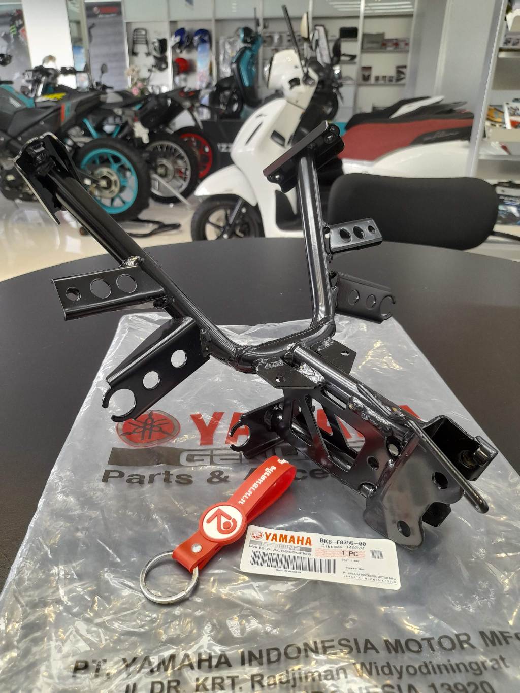 BK6F835600 ขายึดหน้ากาก YZF-R15 2017-2020 แท้ YAMAHA BK6-F8356-00 ...