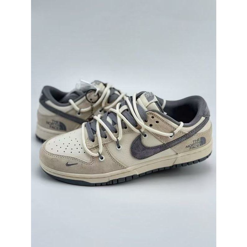 Nike SB Dunk Low x The North Face สายรัดตะขอขนาดเล็กสีเทาข้าว รองเท้า ...