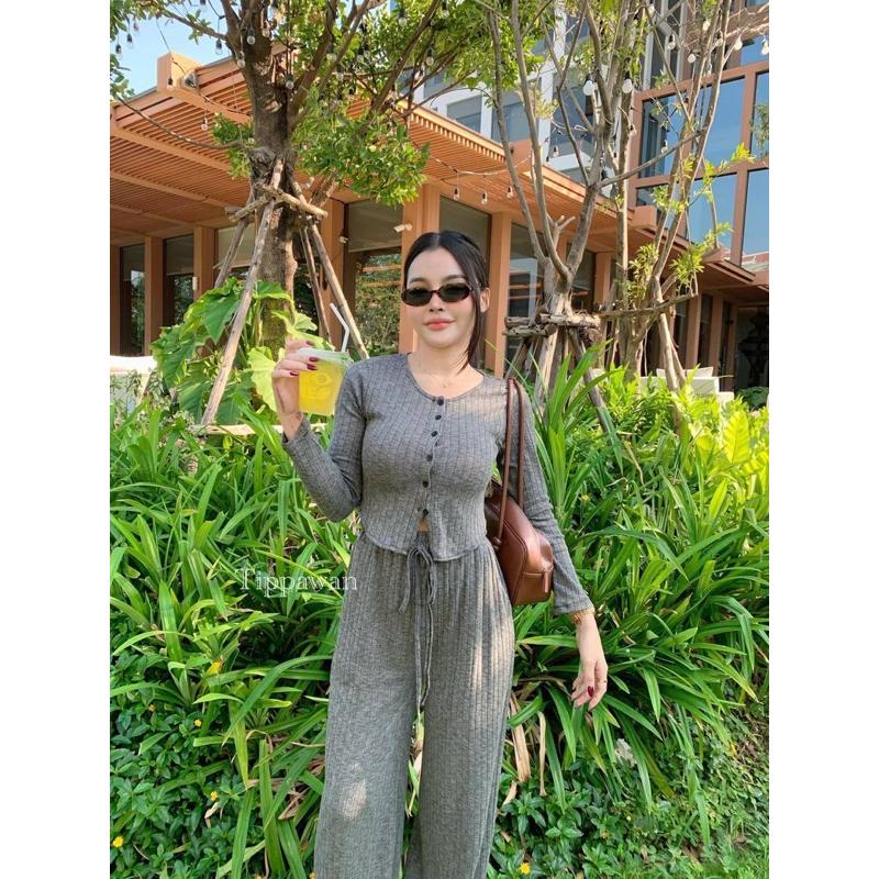 Phapassz - Setเสื้อครอปแขนยาว ทรงคาร์ดิแกน มาพร้อมกางเกงทรงกระบอกเล็ก ให้ลุคแบบลัคชู หนาวแบบไม่ ...