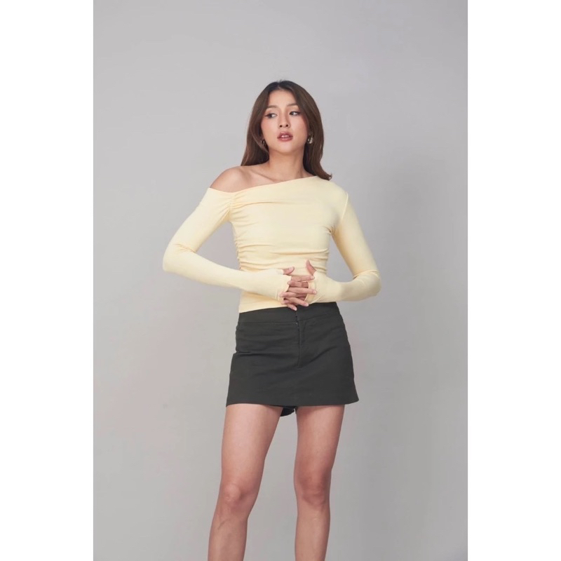 Beigebased - Charlie Top เสื้อแขนยาวผ้ายืด คอปาด เปิดไหล่ข้าวเดียว ทรง ...