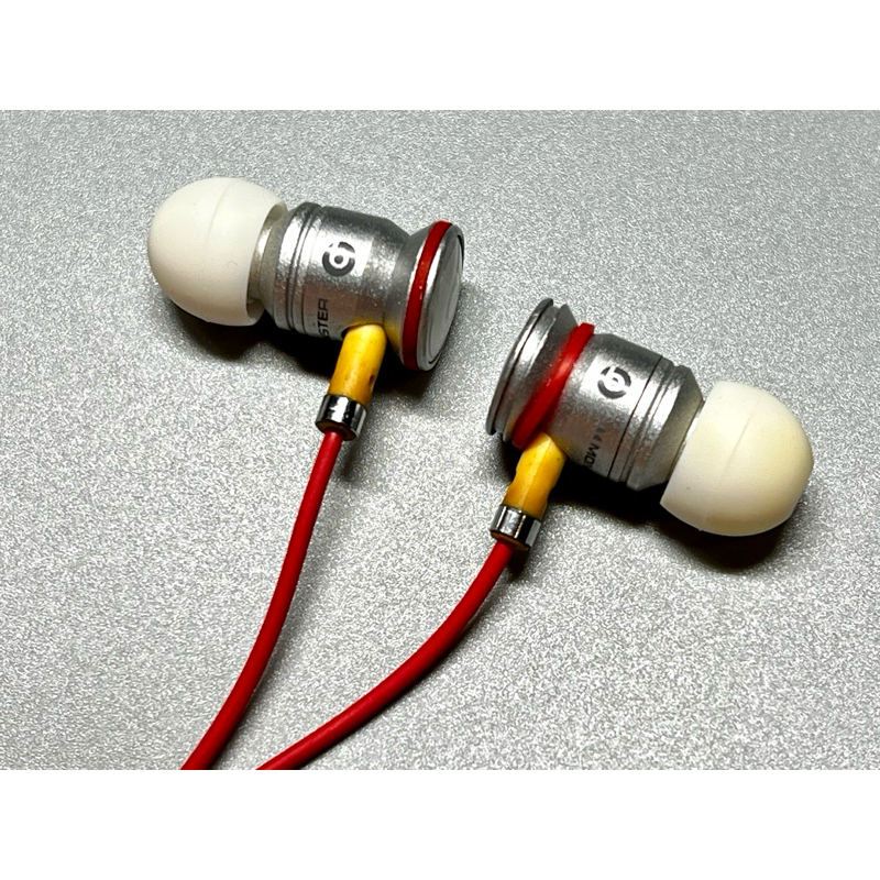 หูฟังอินเอียร์ urbeats monster บอดี้โลหะ สายสีแดง ใช้งานปกติ สินค้ามือ ...