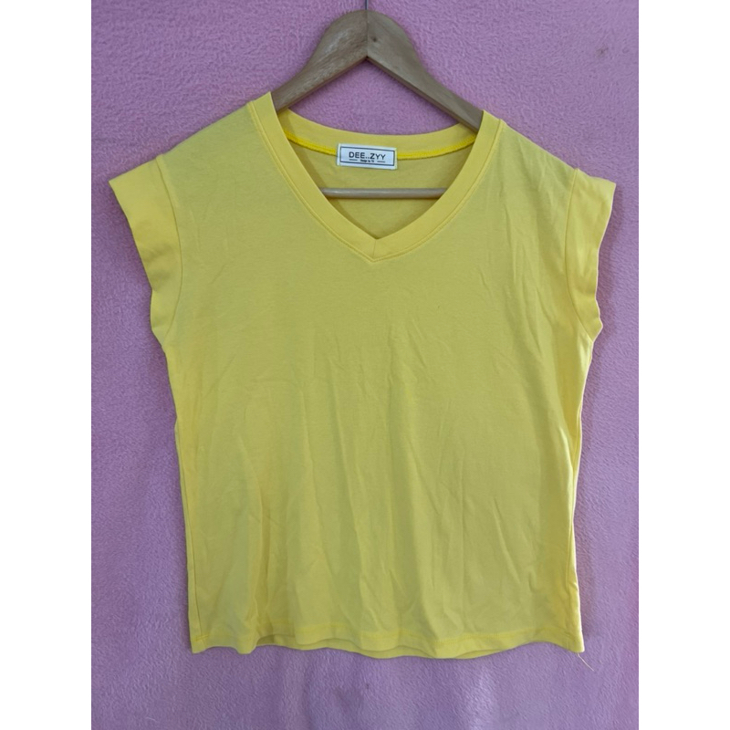 เสื้อยืดแฟชั่น คอวี ผ้ายูนิ ป้าย Dee zyy ใส่หนึ่งครั้ง | Shopee Thailand