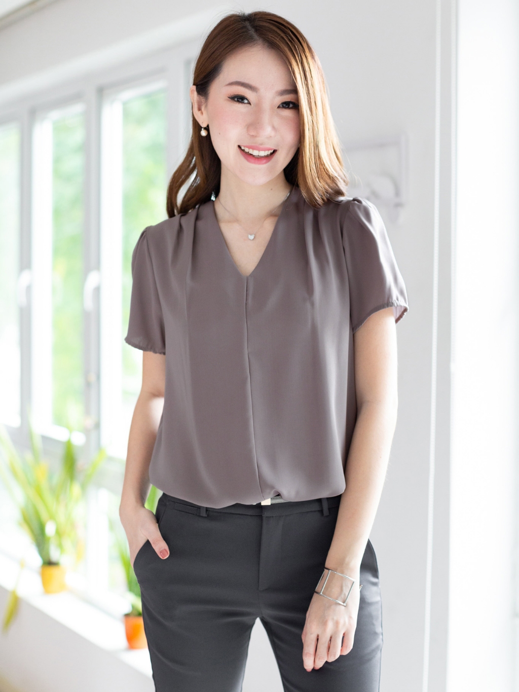 Narinari : MT0601 V-Collar Sophie Blouse – เสื้อทำงานคอวี สีพื้นเนียนลื่น | Shopee Thailand