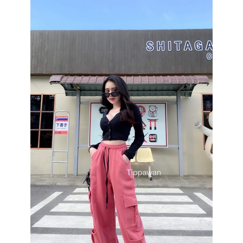 Tippawan Set ครอปแขนยาวทรงSexyมาก มาพร้อมกางเกงคาร์โก้ทรงกล่องแบบปังๆ | Shopee Thailand