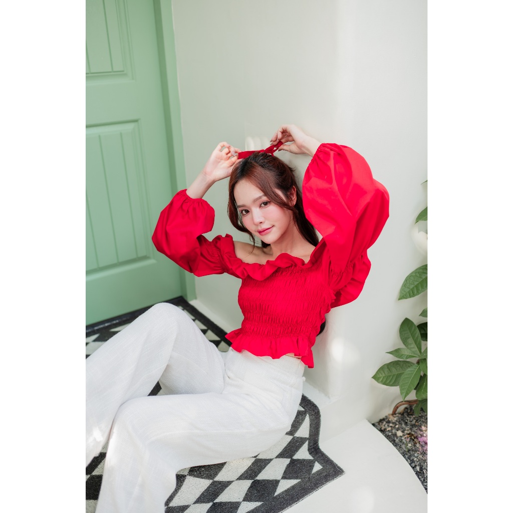 TheBlancPale : Kirin top เสื้อเปิดไหล่สีแดงสม๊อค เนื้อผ้าดี ใส่สบาย น่ารักสุด | Shopee Thailand