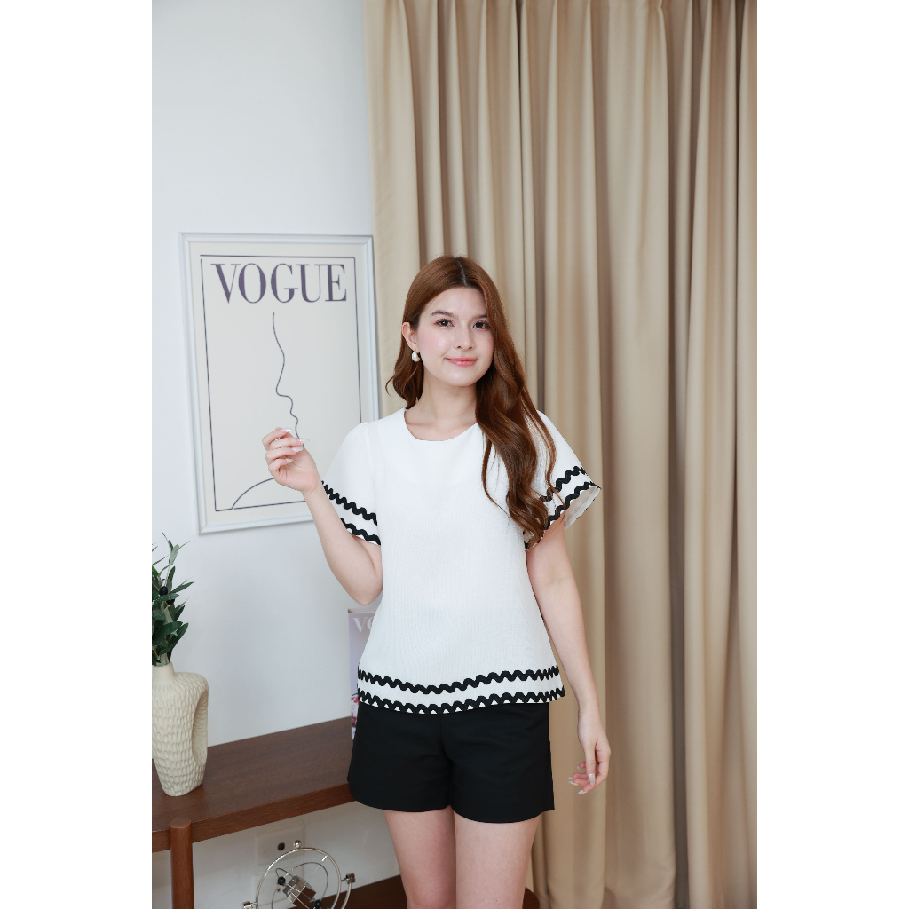 GluCoat เสื้อผ้าวาฟเฟิลสีขาว แต่งเทปหยักสีดำ กระดุมหลัง K505 | Shopee Thailand