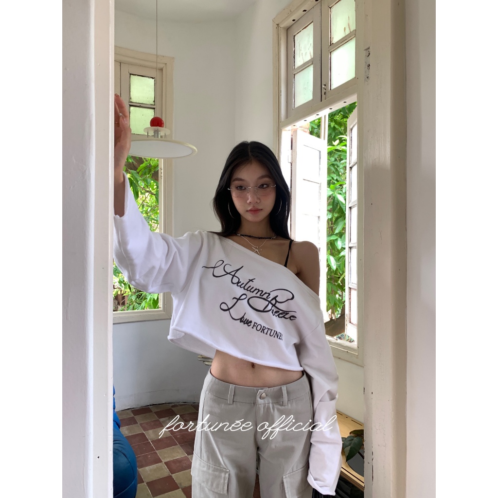 Fortunee เสื้อยืดแขนยาวพิมพ์ลายตัวอักษร ดีไซน์เปิดไหล่แบบเอียง สไตล์ ...